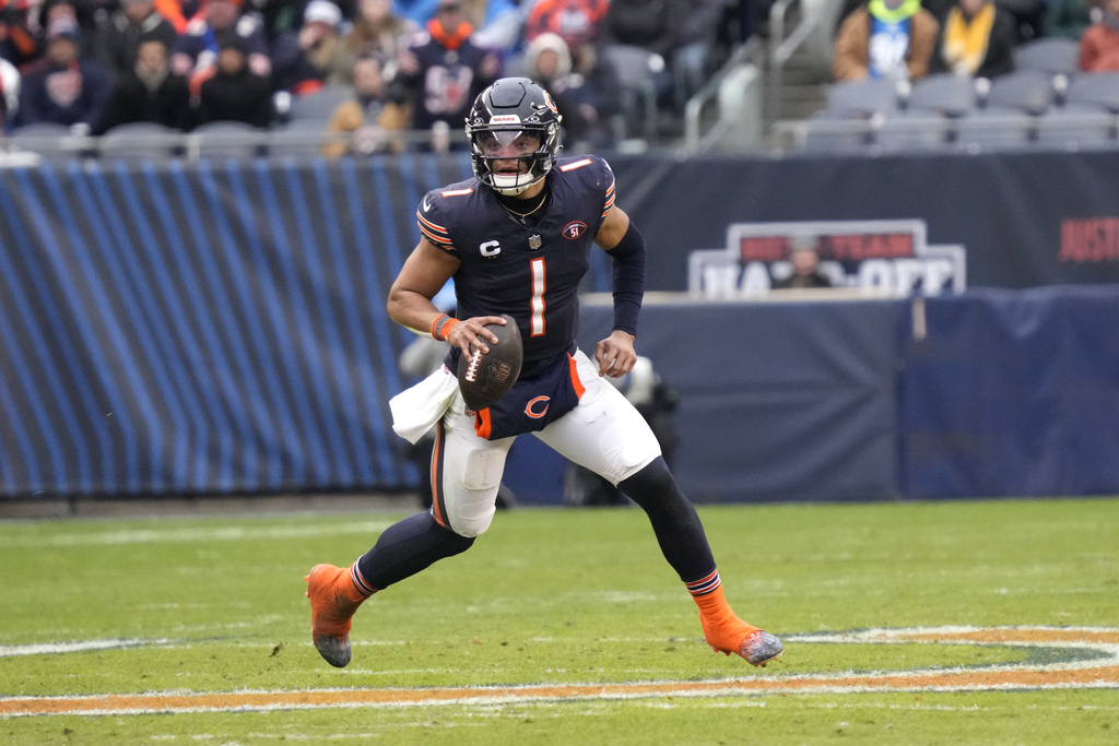 Watch: Justin Fields and DJ Moore Give Bears 19-13 Lead Over Lions - Bears Insider
